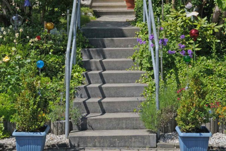 Faire un escalier dans un talus pentu : mode d’emploi - Débroussaillez